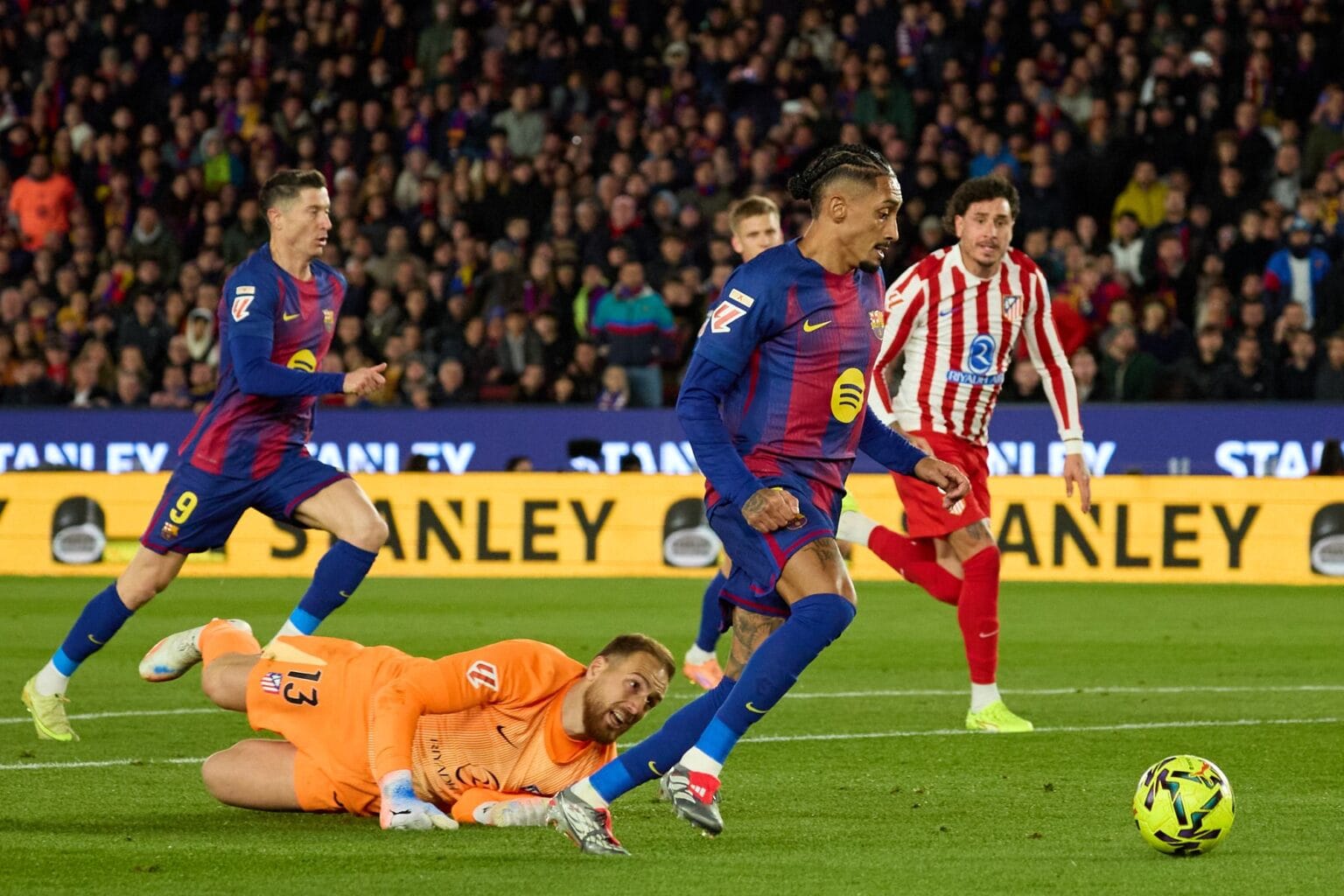 Will Raphinha play tonight for Barcelona vs Real Madrid in LaLiga 2025-26?
